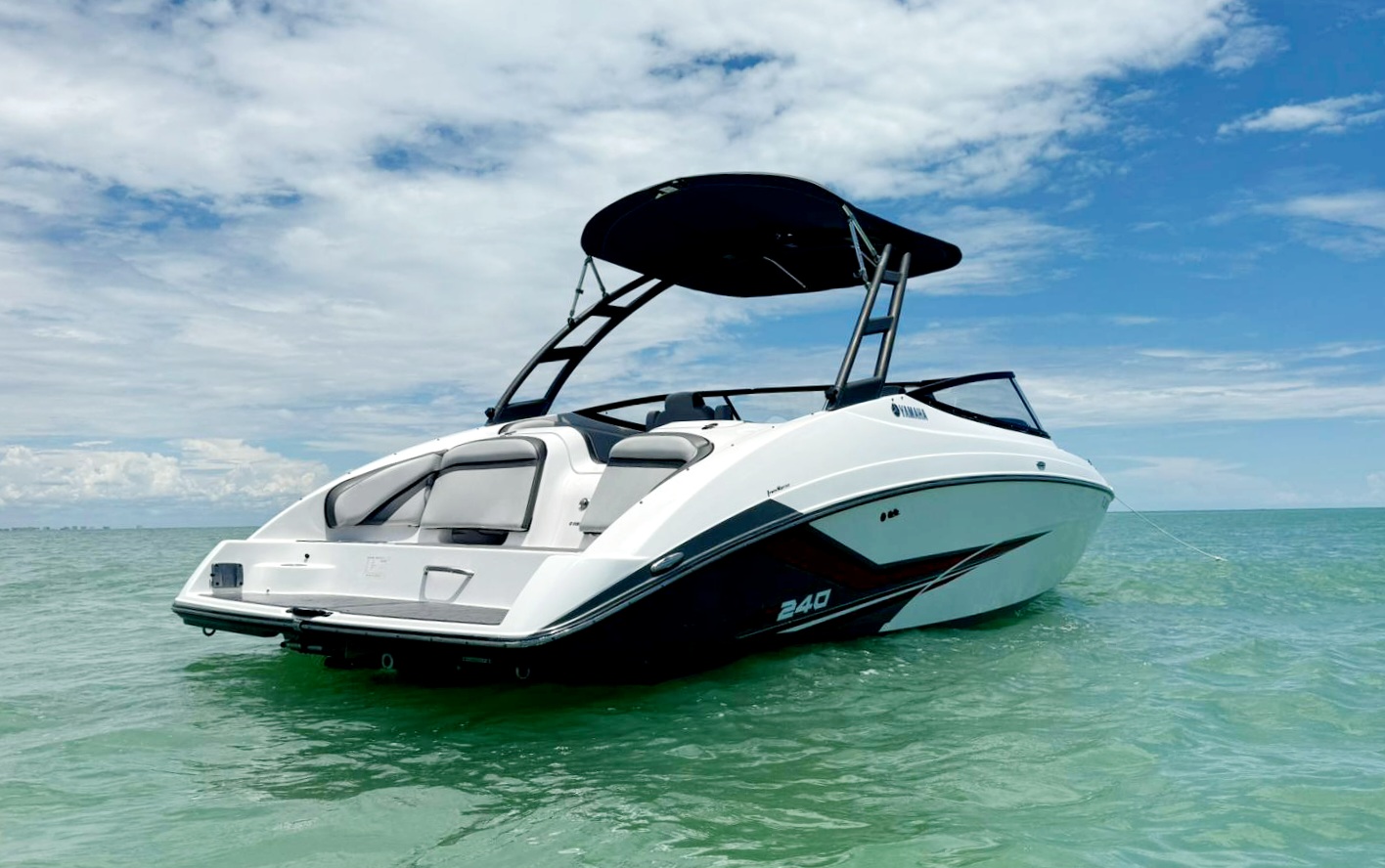 24 FT. BOWRIDER YAMAHA JETBOOT - Cape Coral Charter Boats